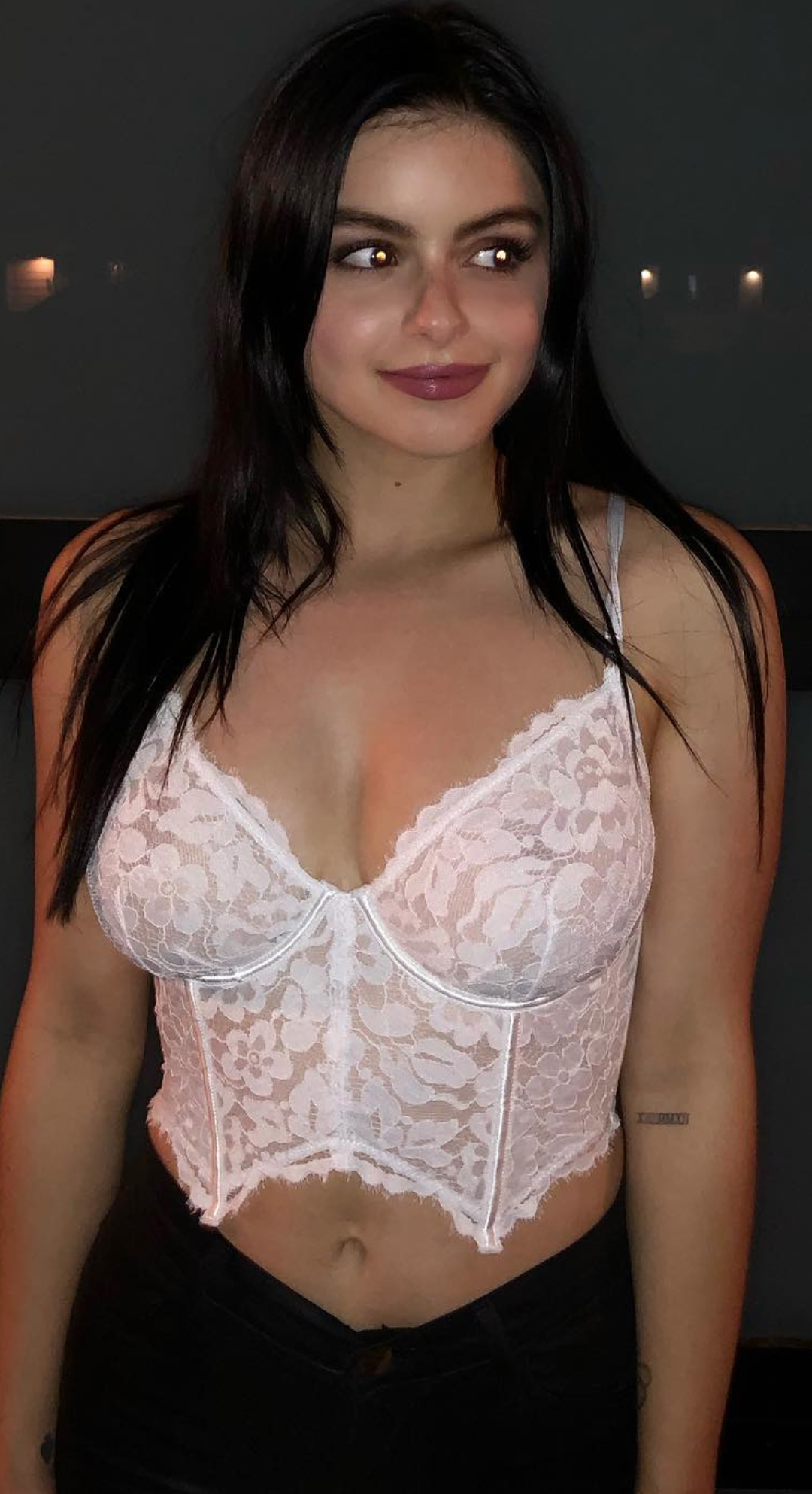 Ariel Winter (Belly Button, Bulging Breasts, Tank Top) | Scrolller