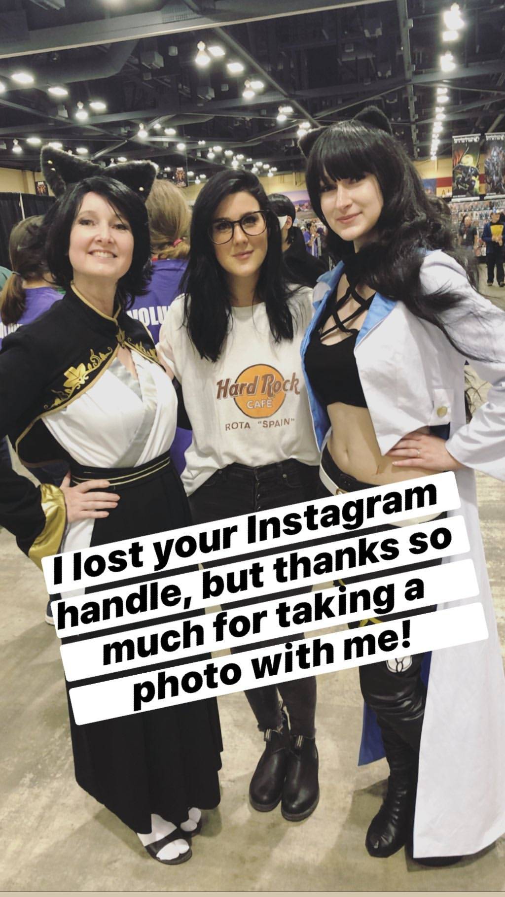 Arryn with fans in RWBY cosplay | Scrolller