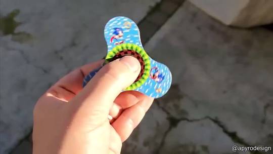 Artist designs fidget spinners that create animations | Scrolller