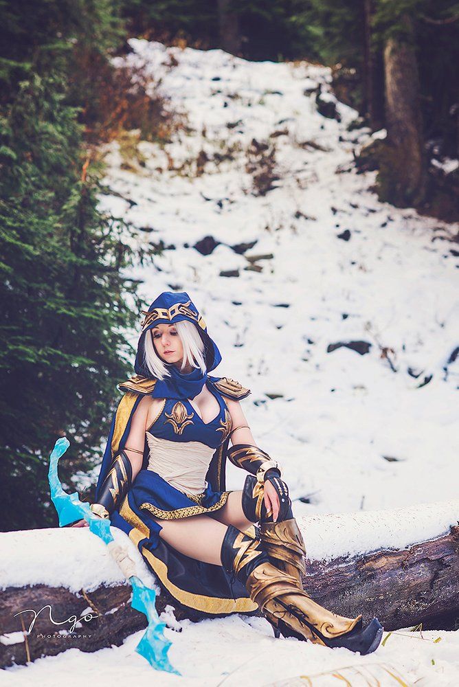 Ashe and her bow | Scrolller