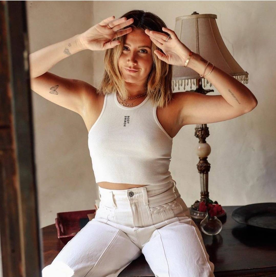 Ashley Tisdale Scrolller