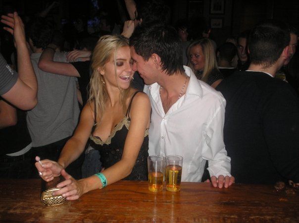 At the bar with a loose bra | Scrolller