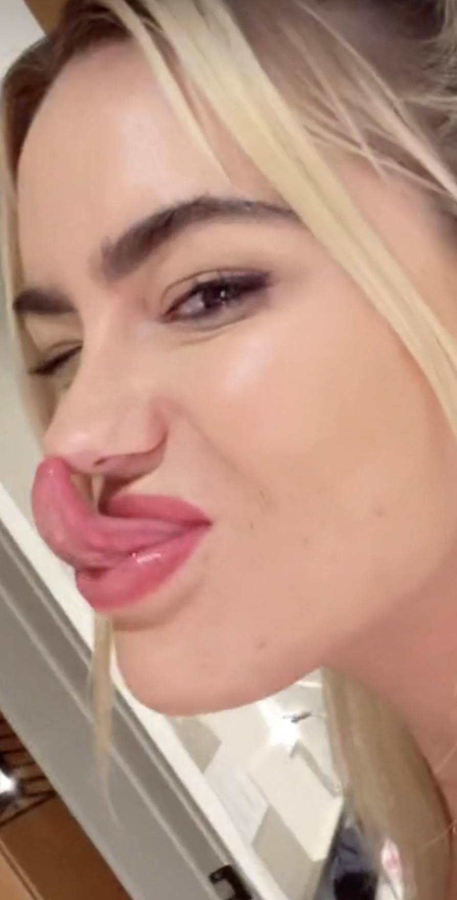 Audreys nose-licker | Scrolller