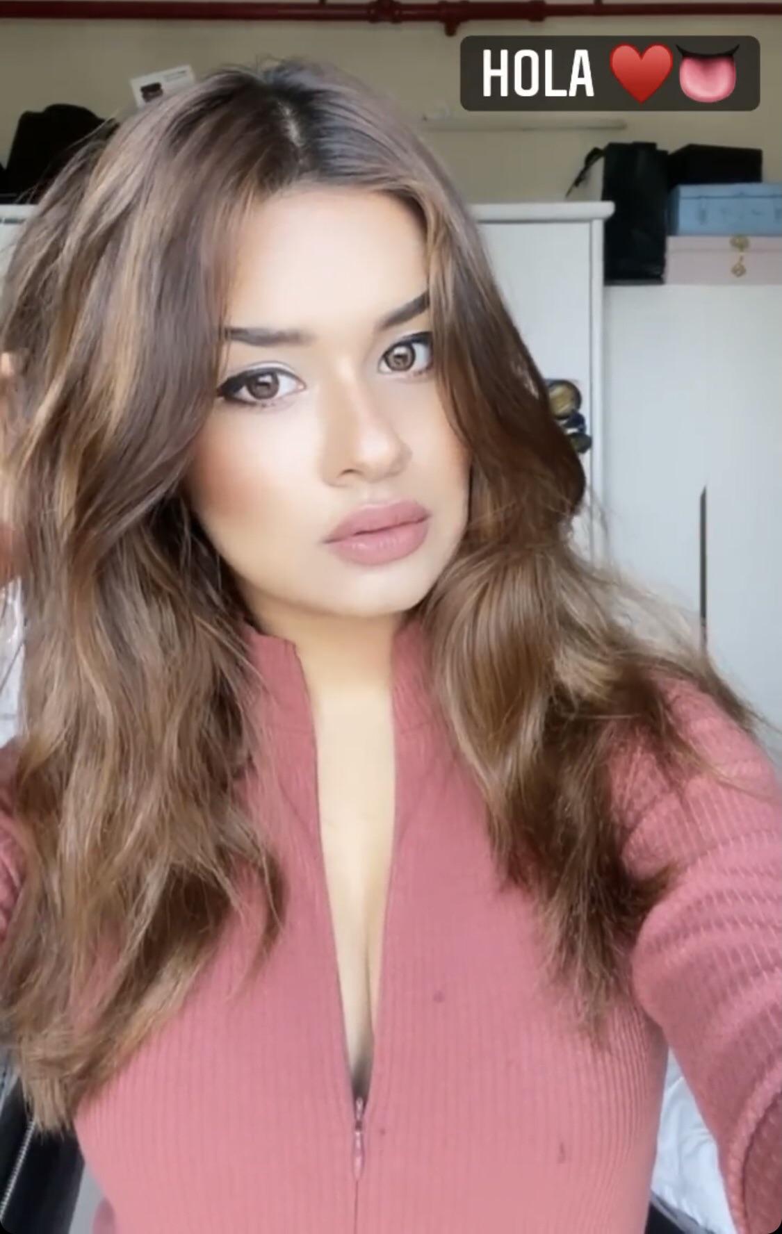 Avneet Kaur teasing with the chain of her cleavage open, who is tempted to pull it lower ...