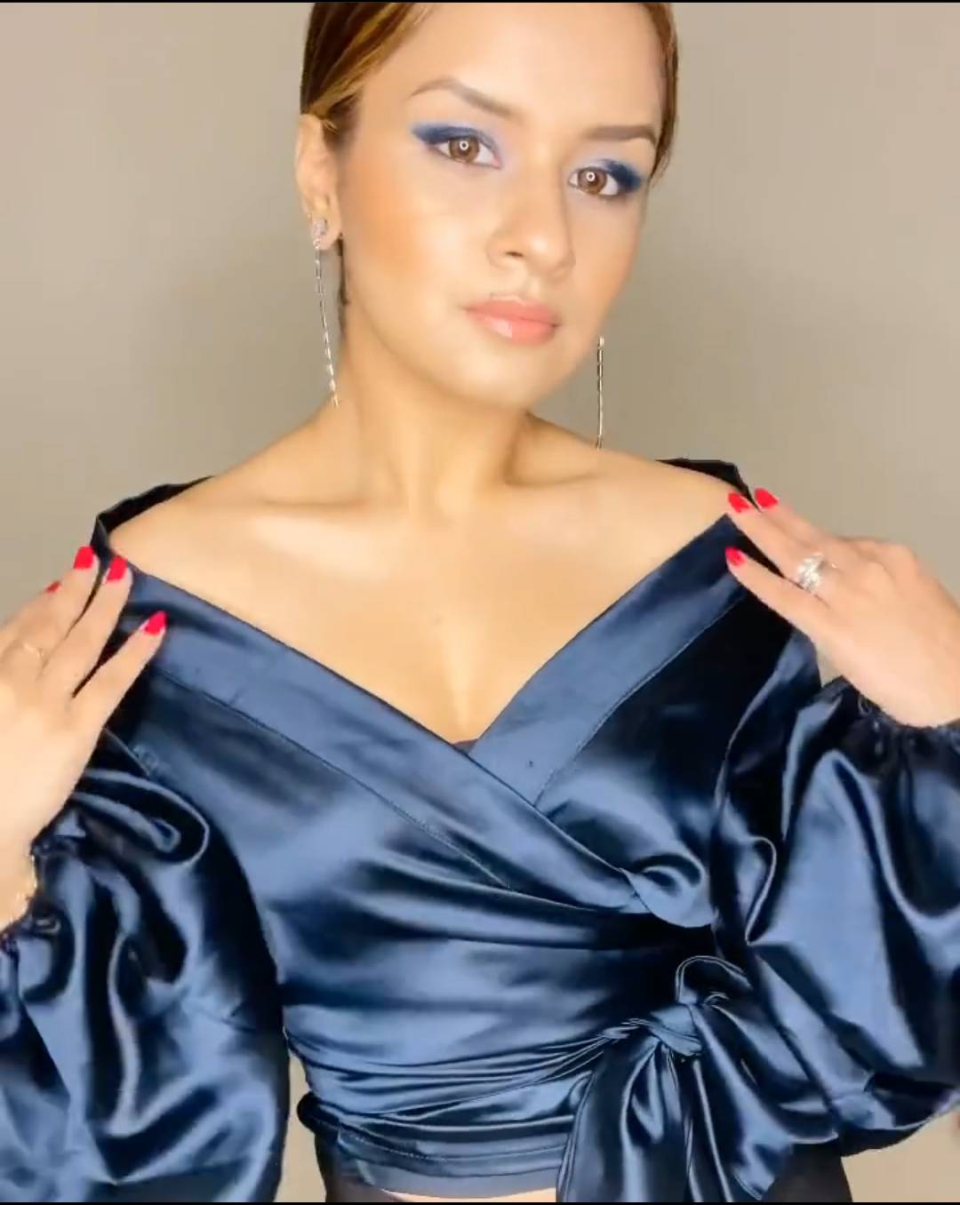 Avneet Kaur waiting for someone to help her out of the dress | Scrolller