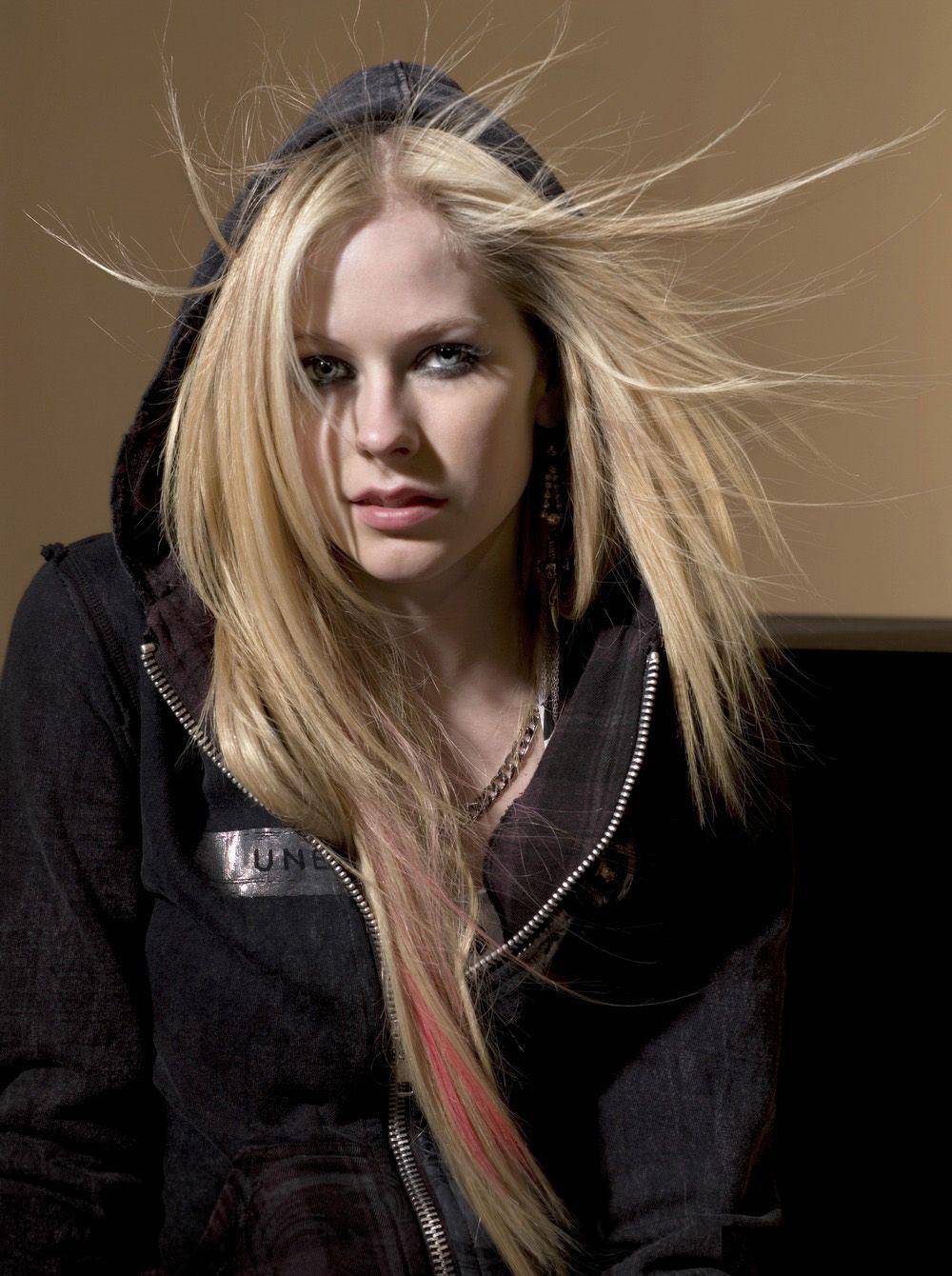 Avril Lavigne | Scrolller