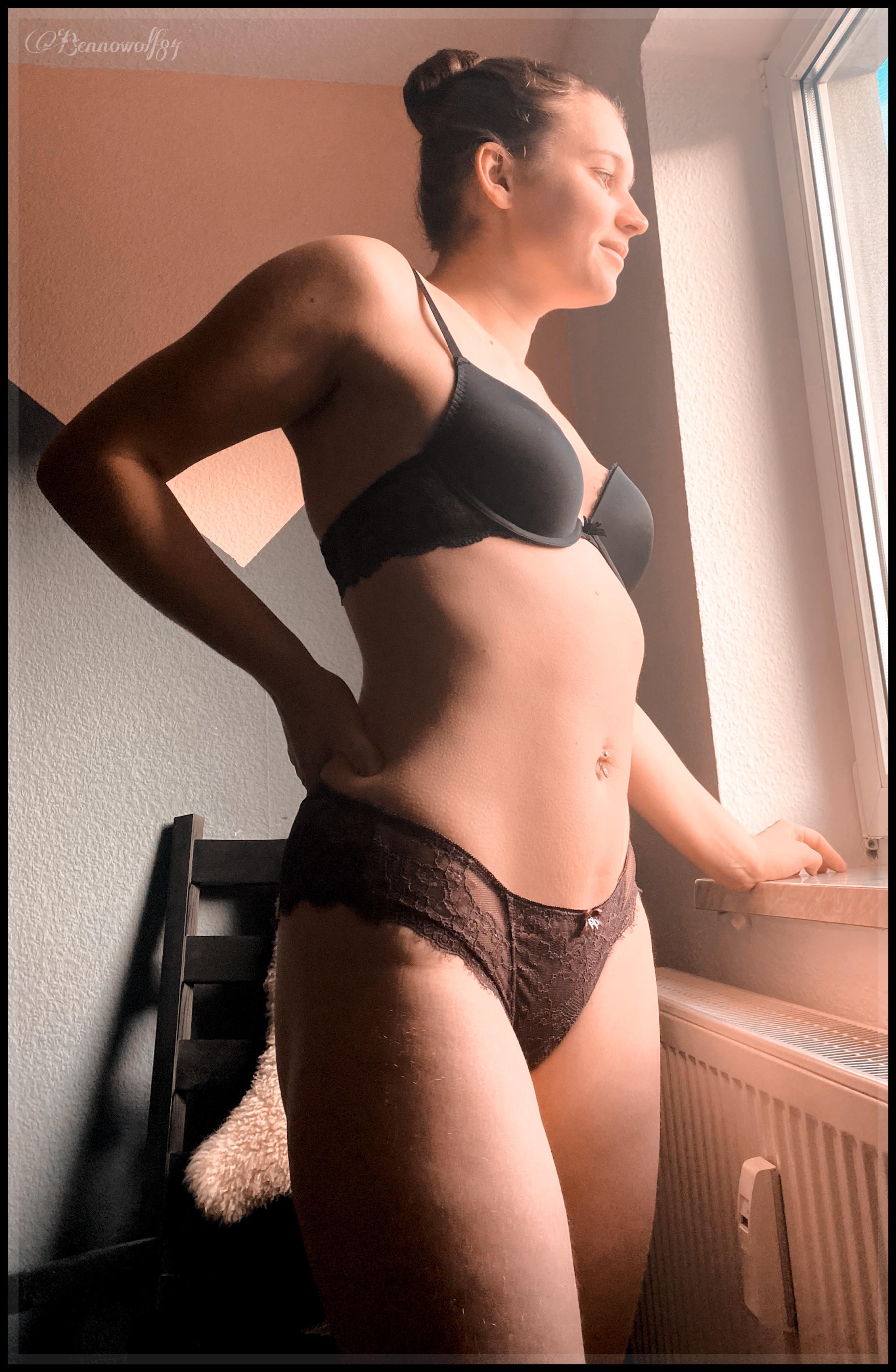 Awakening thanks to the shining morning sun on bare skin, start the day full of desire, lose ...