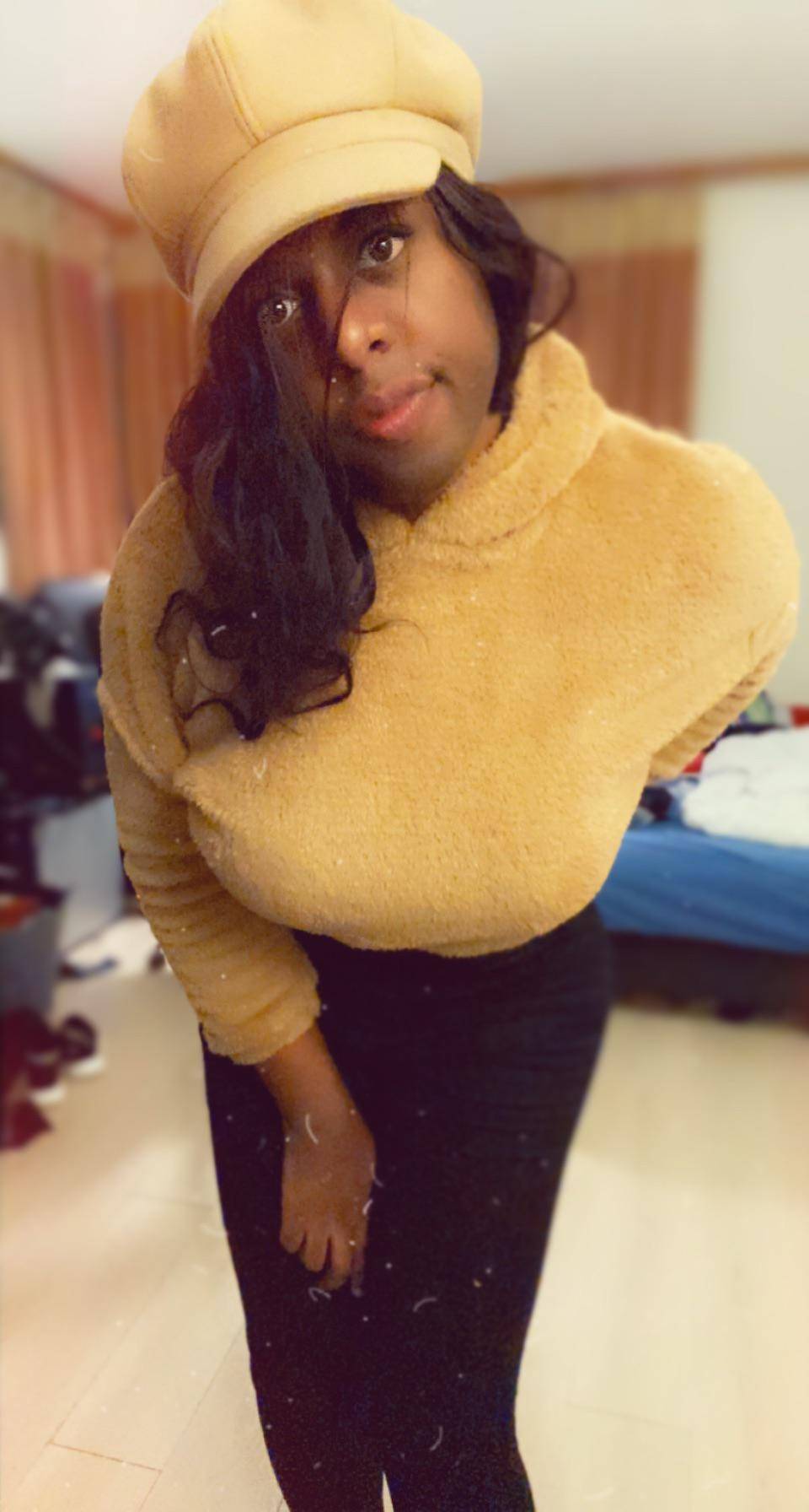 Awkward pose, but a lovely outfit | Scrolller