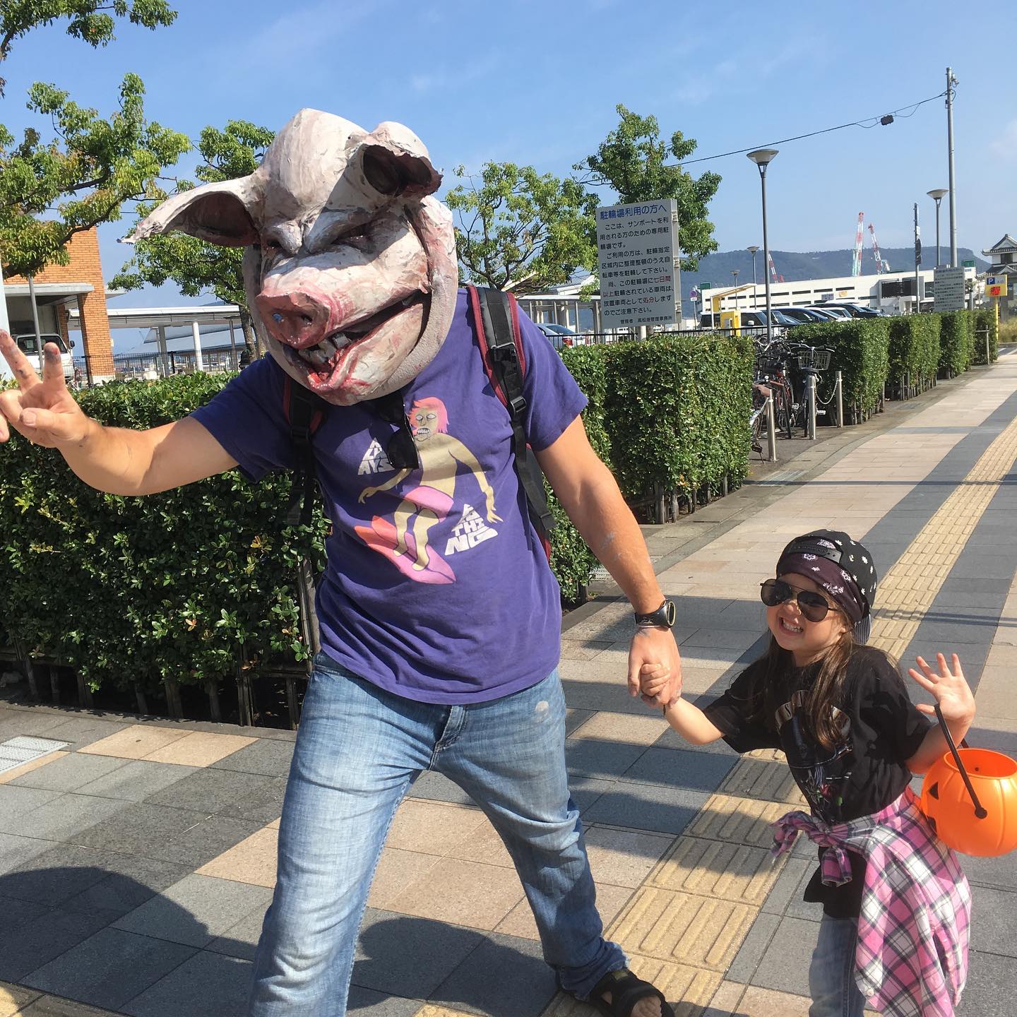 Axl Rose and Mr. Pig | Scrolller