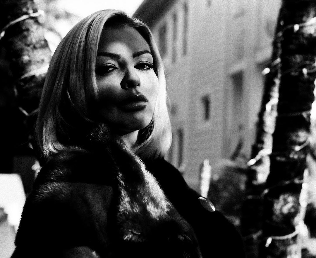 B&W Mandy | Scrolller