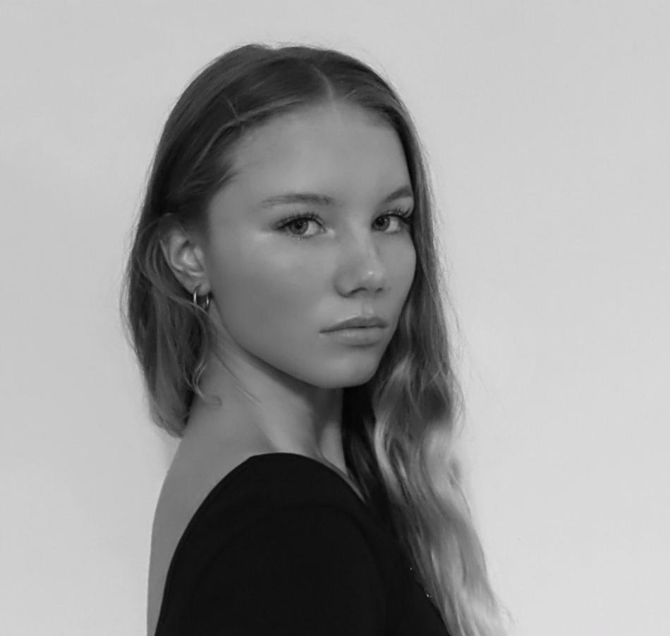 b&w portrait | Scrolller