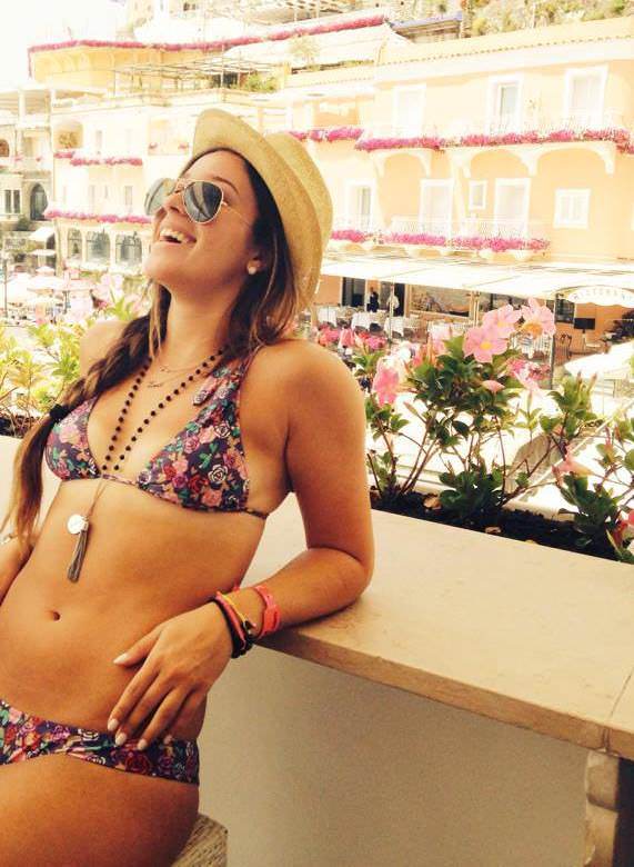 Babe on balcony | Scrolller