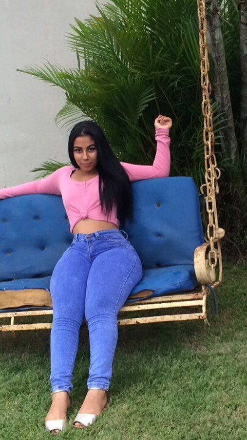 Baddie with the "double thick thighs.." | Scrolller