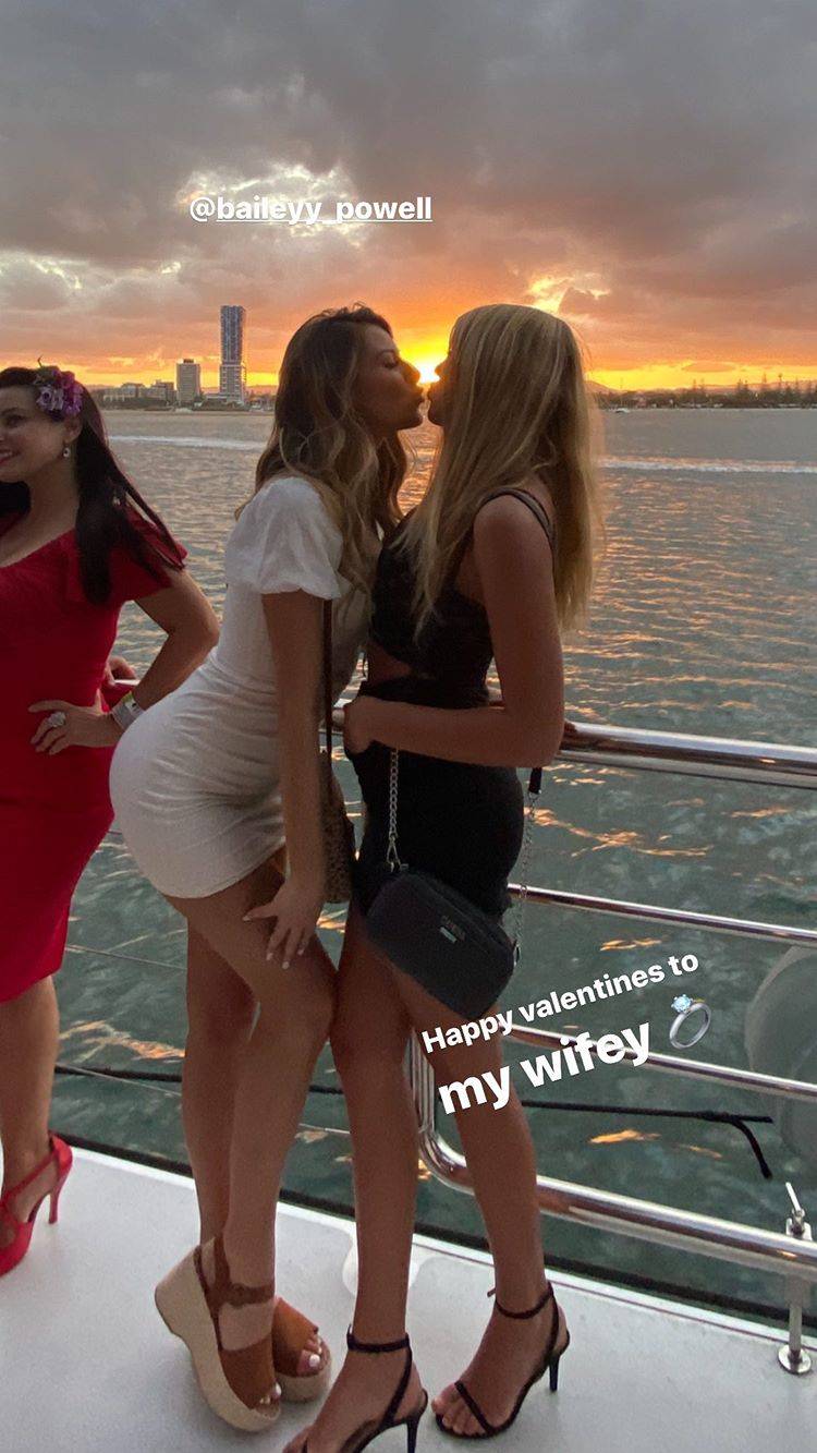 Bailey And Jade Scrolller