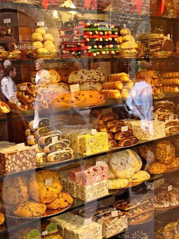 Bakery in Assisi, Italy. [599×800]. | Scrolller
