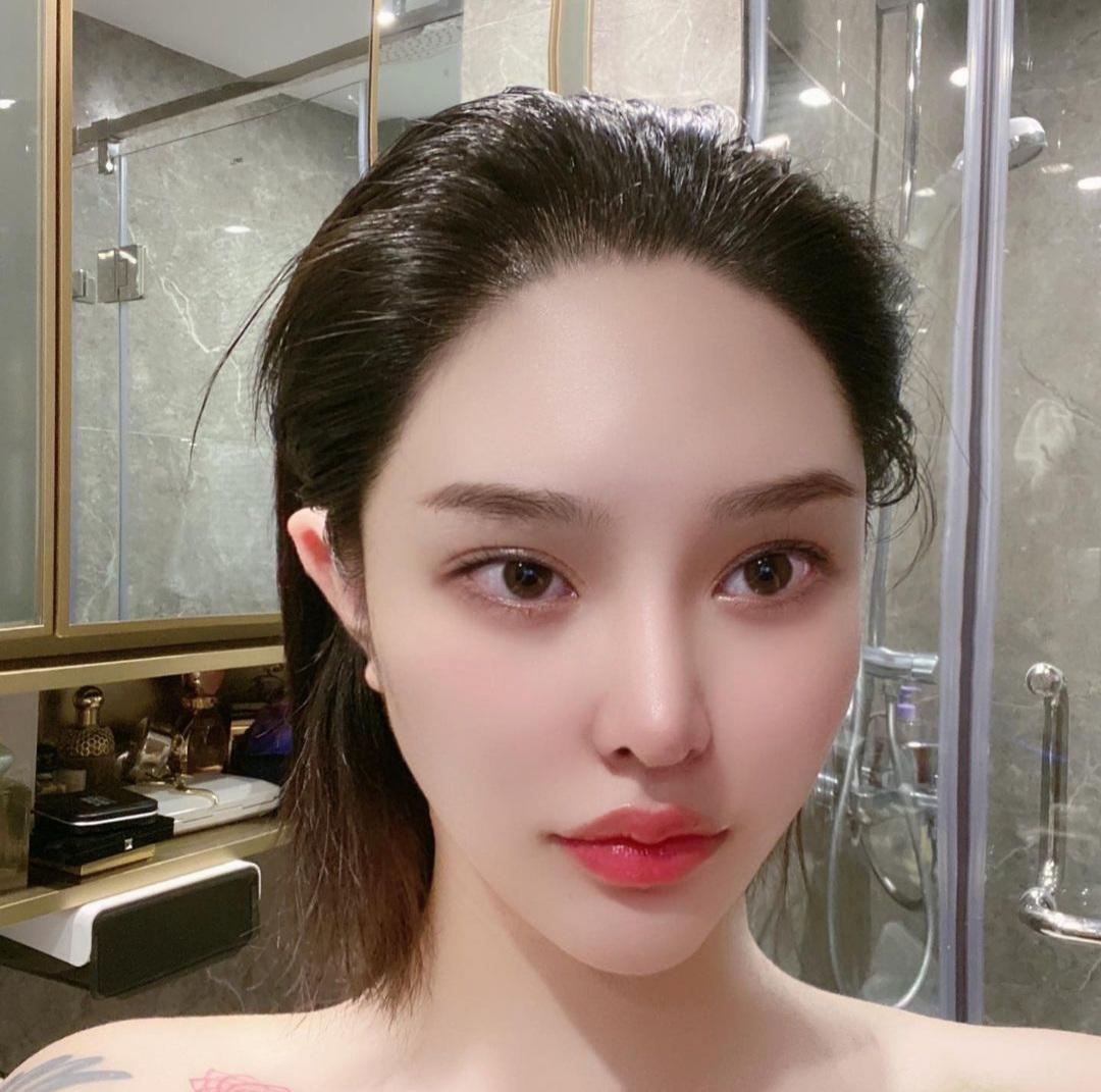 Bare beauty | Scrolller