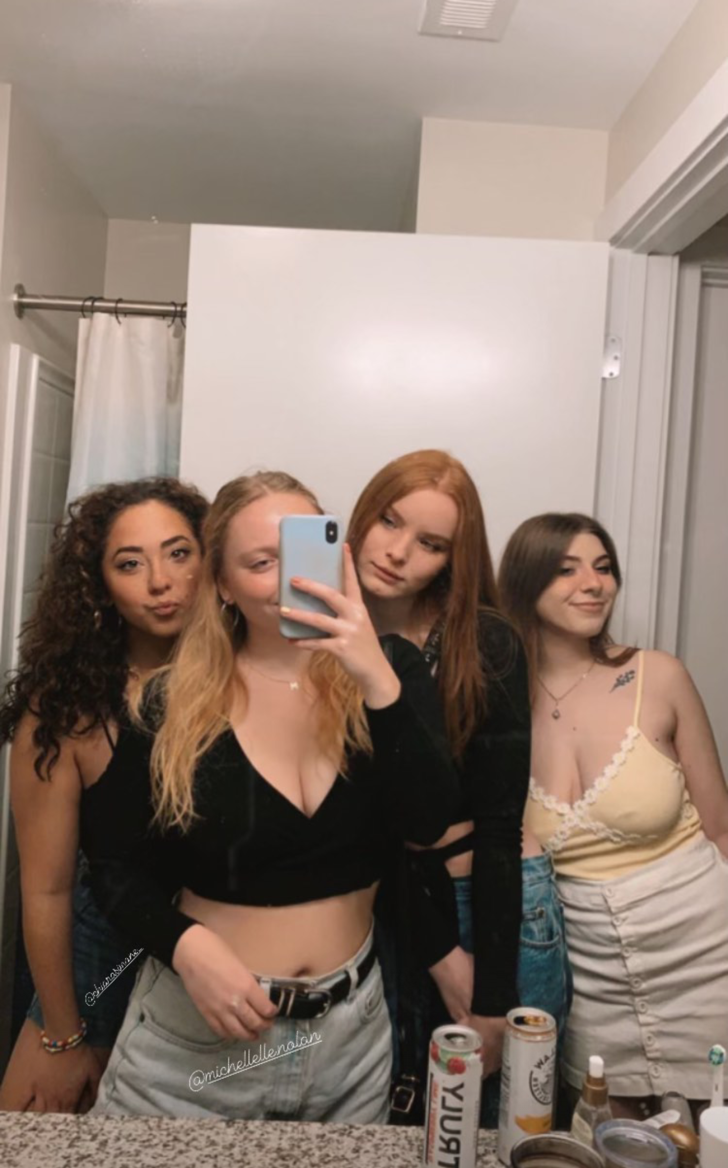 Bathroom selfie | Scrolller