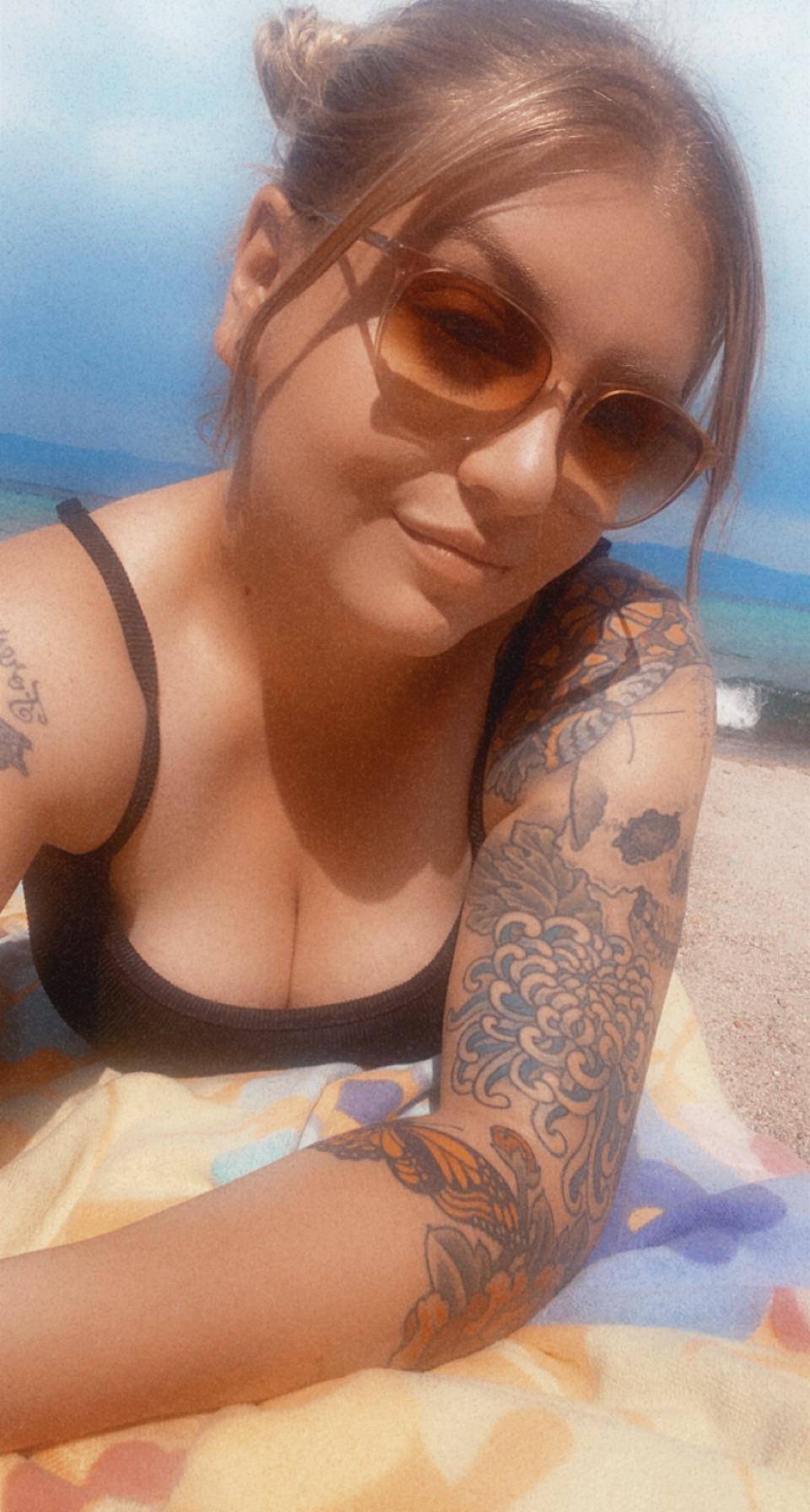 Beach cleavage ☀️🌈 | Scrolller