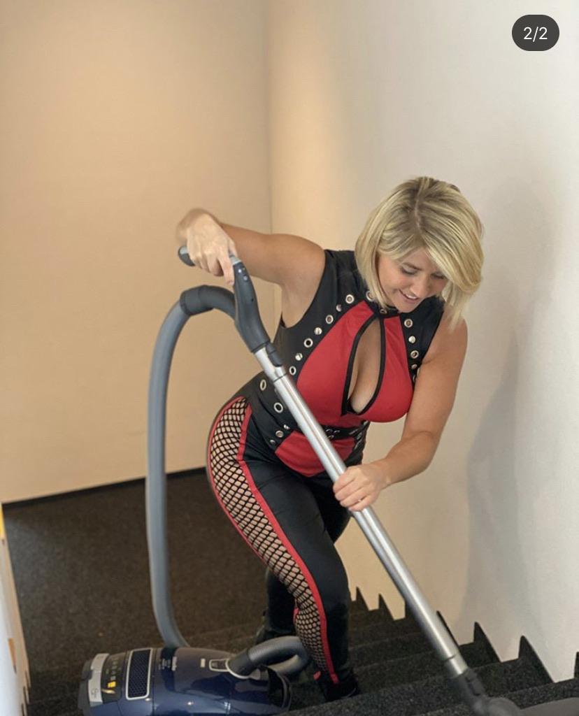 Beatrice Egli beim Saugen | Scrolller