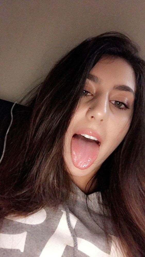 Beautiful desi NRI girl gives a closeup look of her tïts and püssy 😻😻🔥🔥 | Scrolller