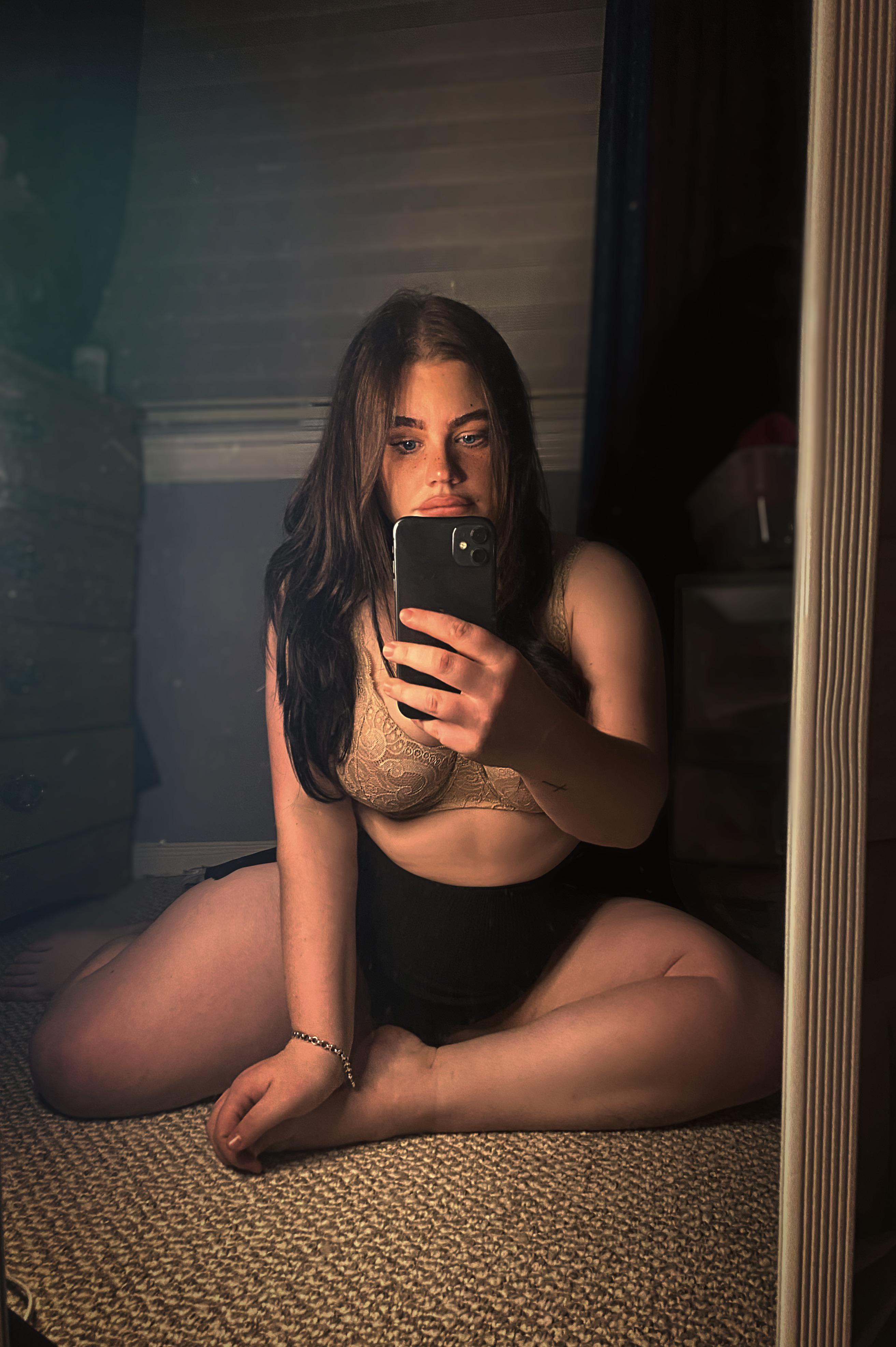 Beautiful girl with gorgeous eyes, a hidden world of hurt and lies 💜 [F27] | Scrolller