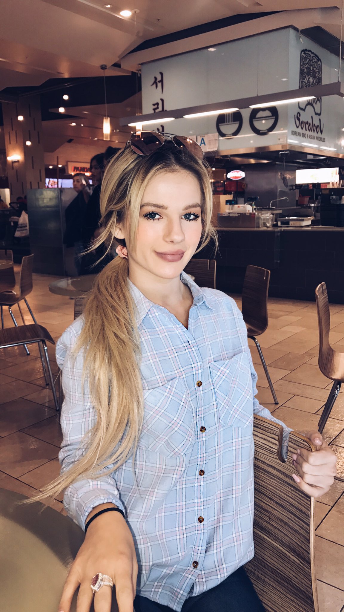 Bella Elise Rose Scrolller