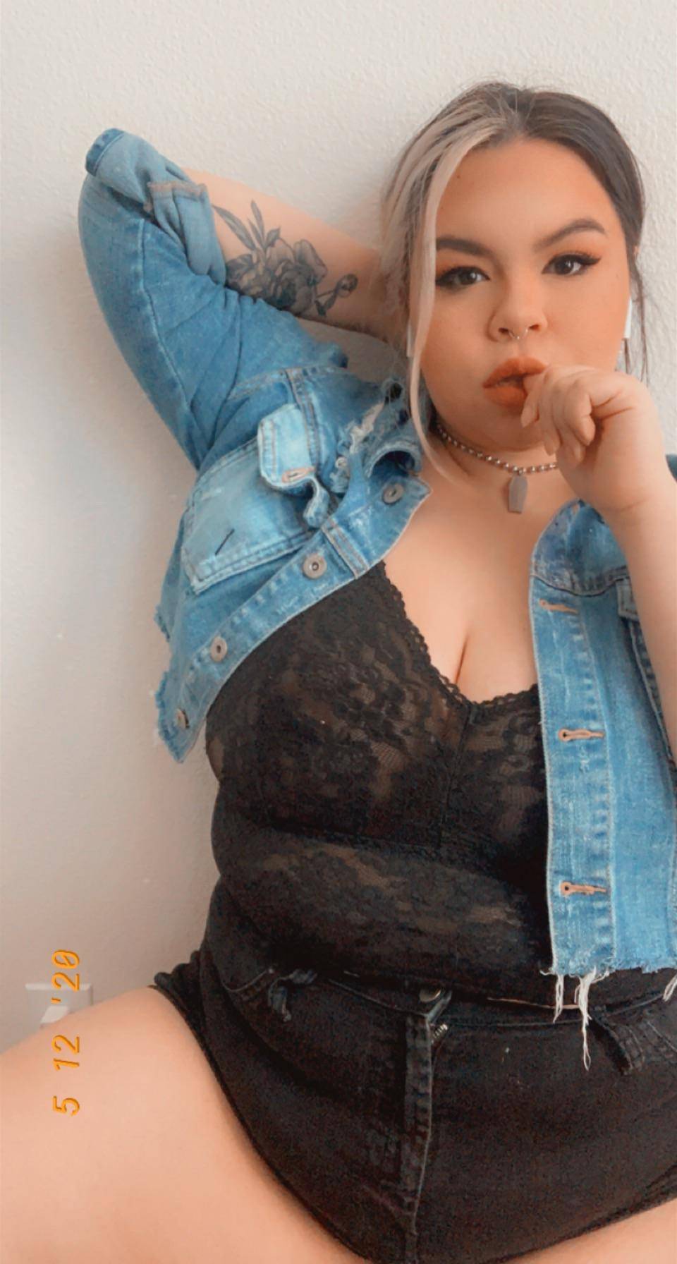 Belly rolls and thicc thighs | Scrolller