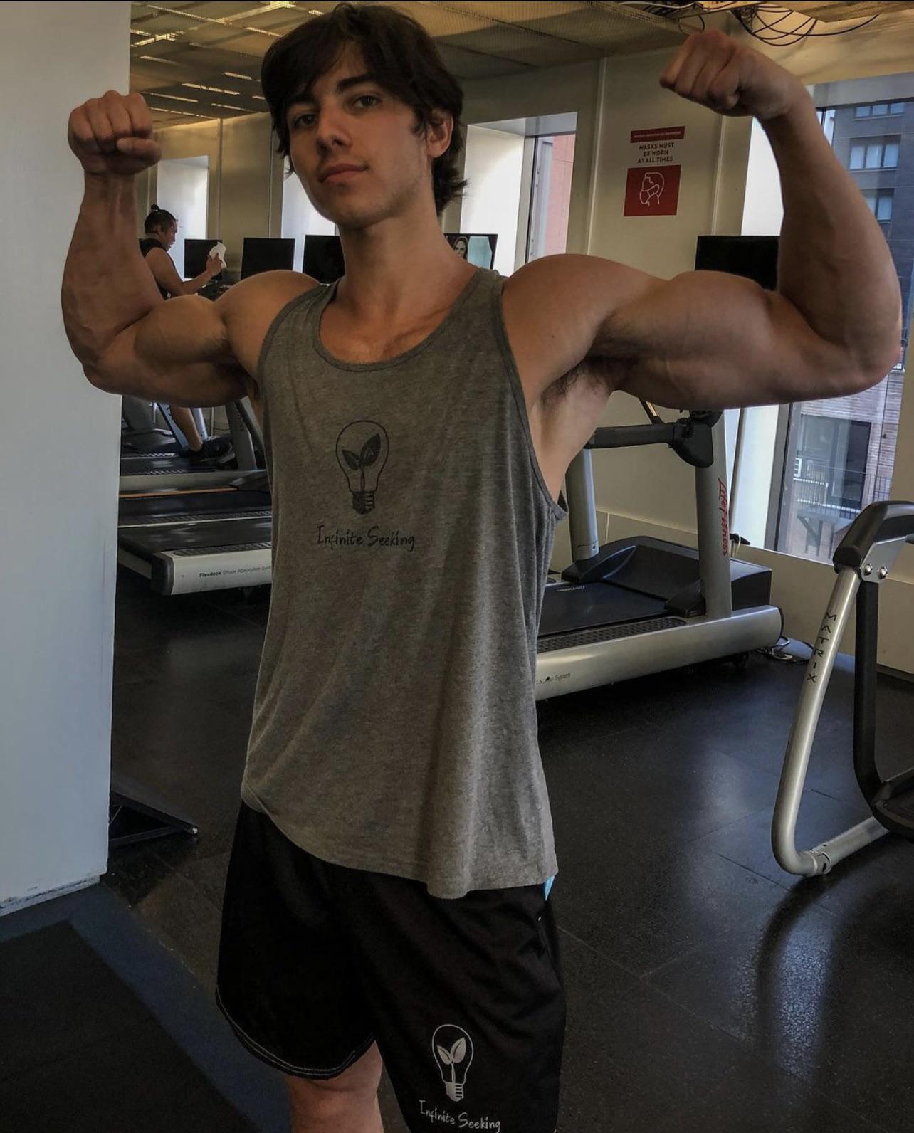 Bicep pump! | Scrolller