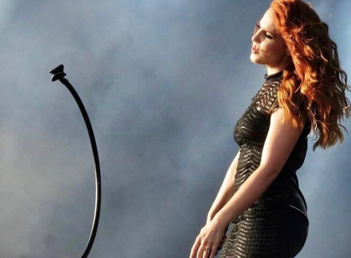 Big butt on stage | Scrolller