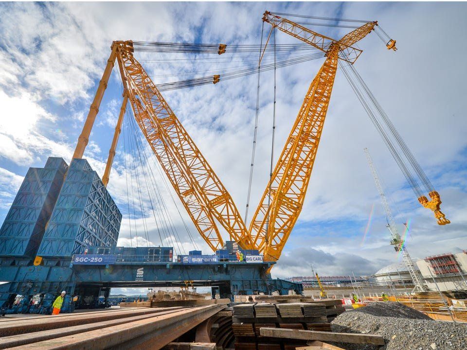 "Big Carl" world's largest crane can lift 3000 tons | Scrolller