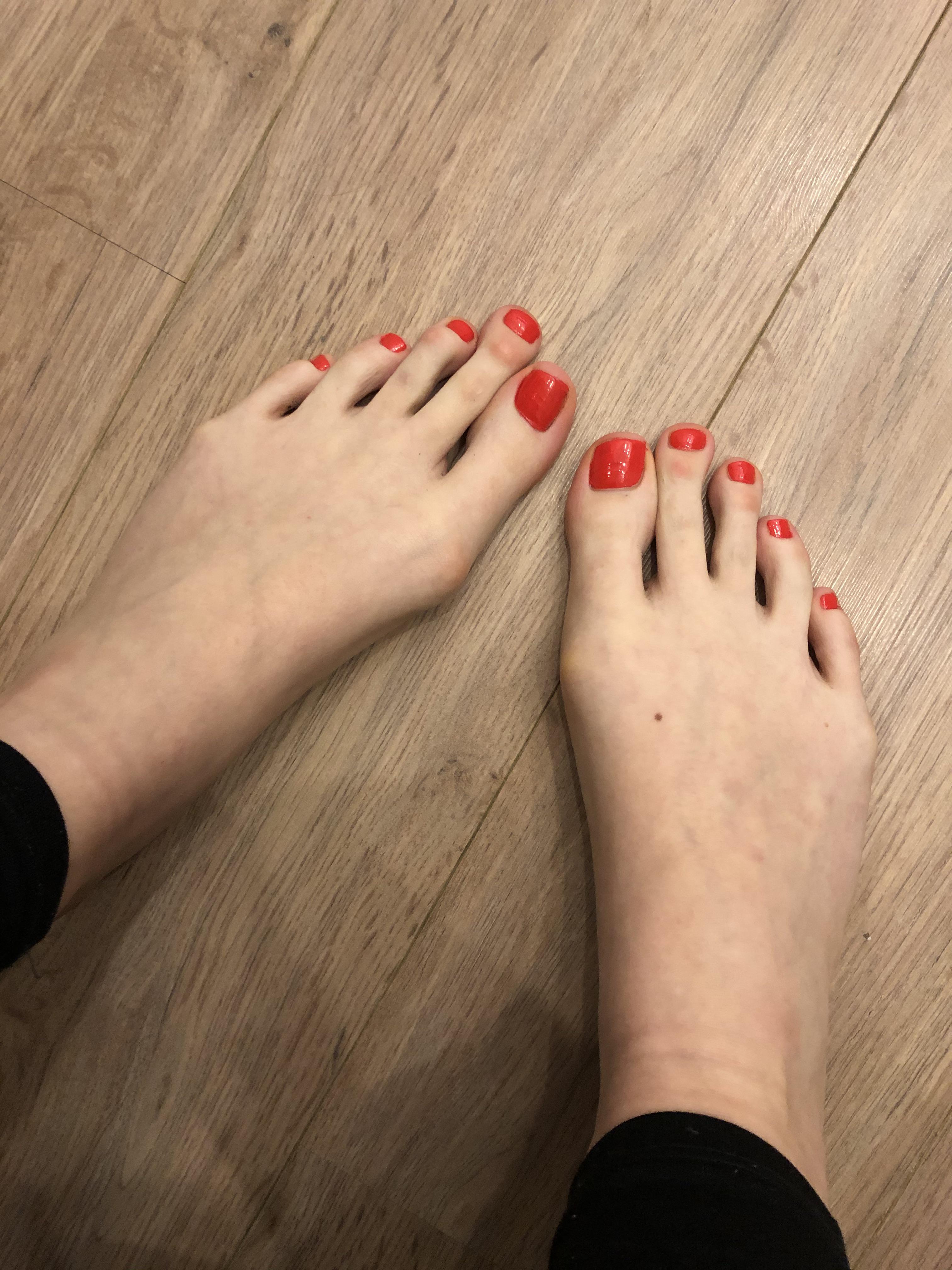 Big feet and looooong toes! | Scrolller