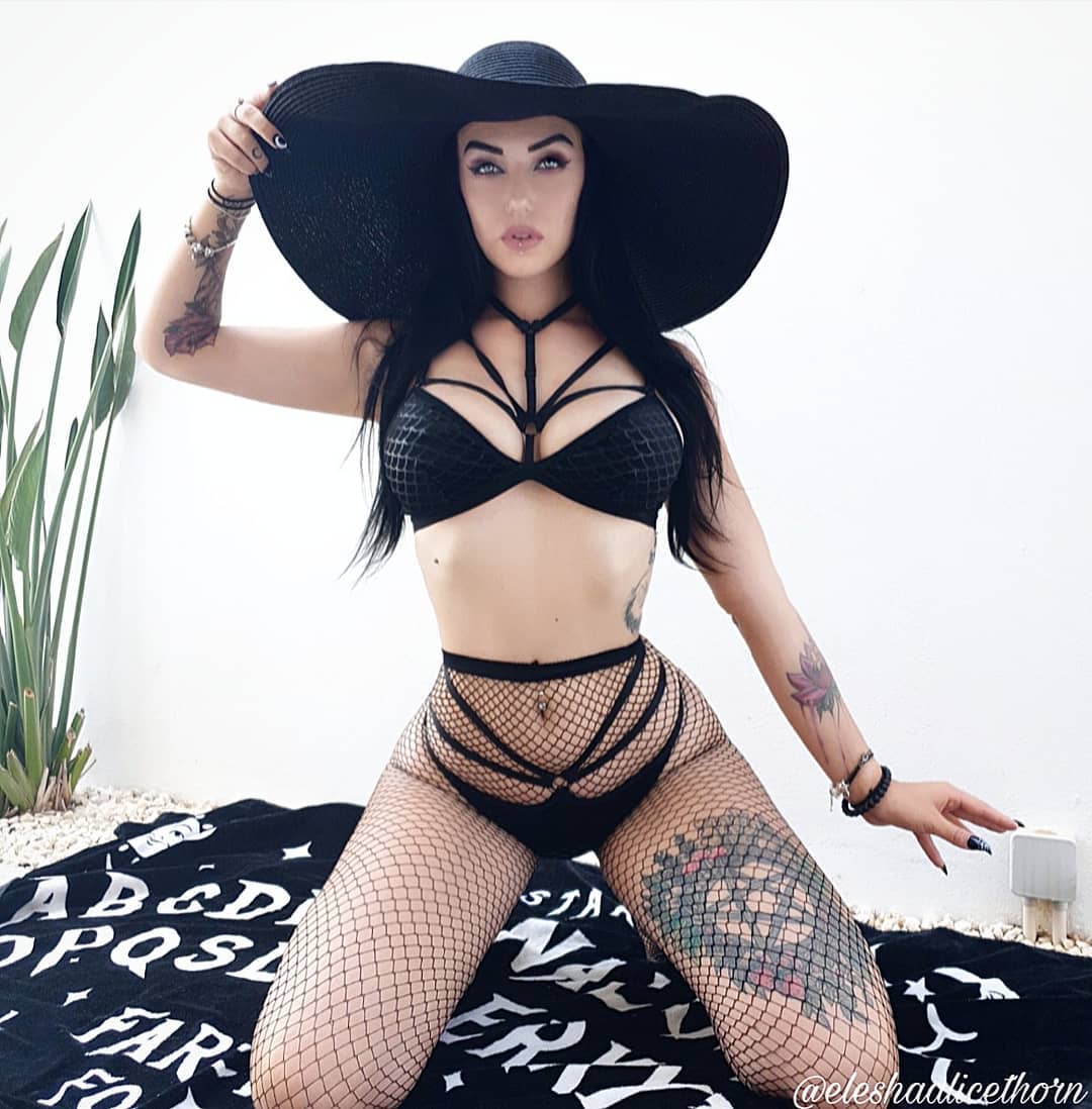 Big hats are tight | Scrolller