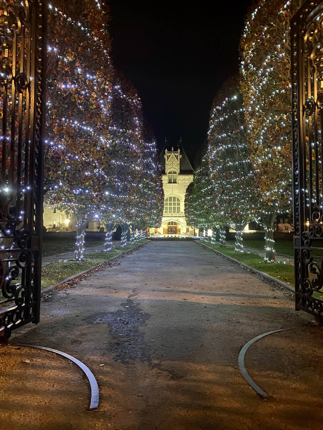 Big mansion here I came across in Newport, Rhode Island when Christmas light peeping! | Scrolller