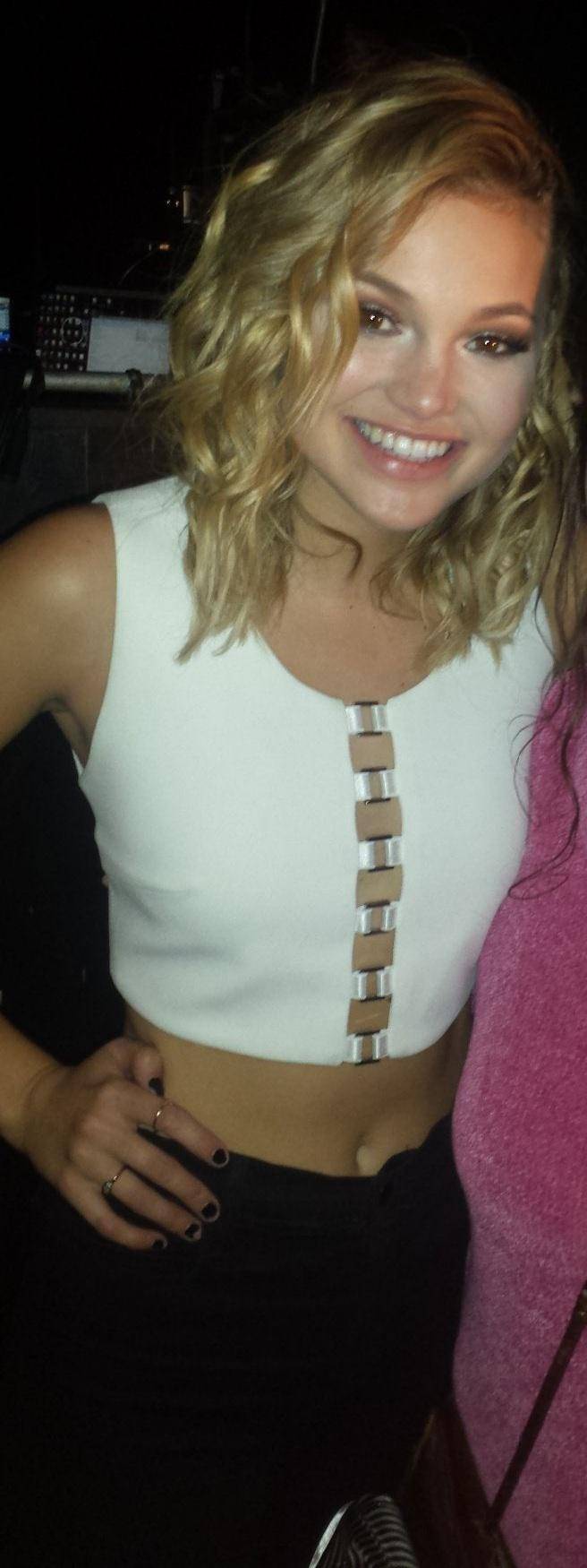 Big Smile & Sexy Midriff | Scrolller