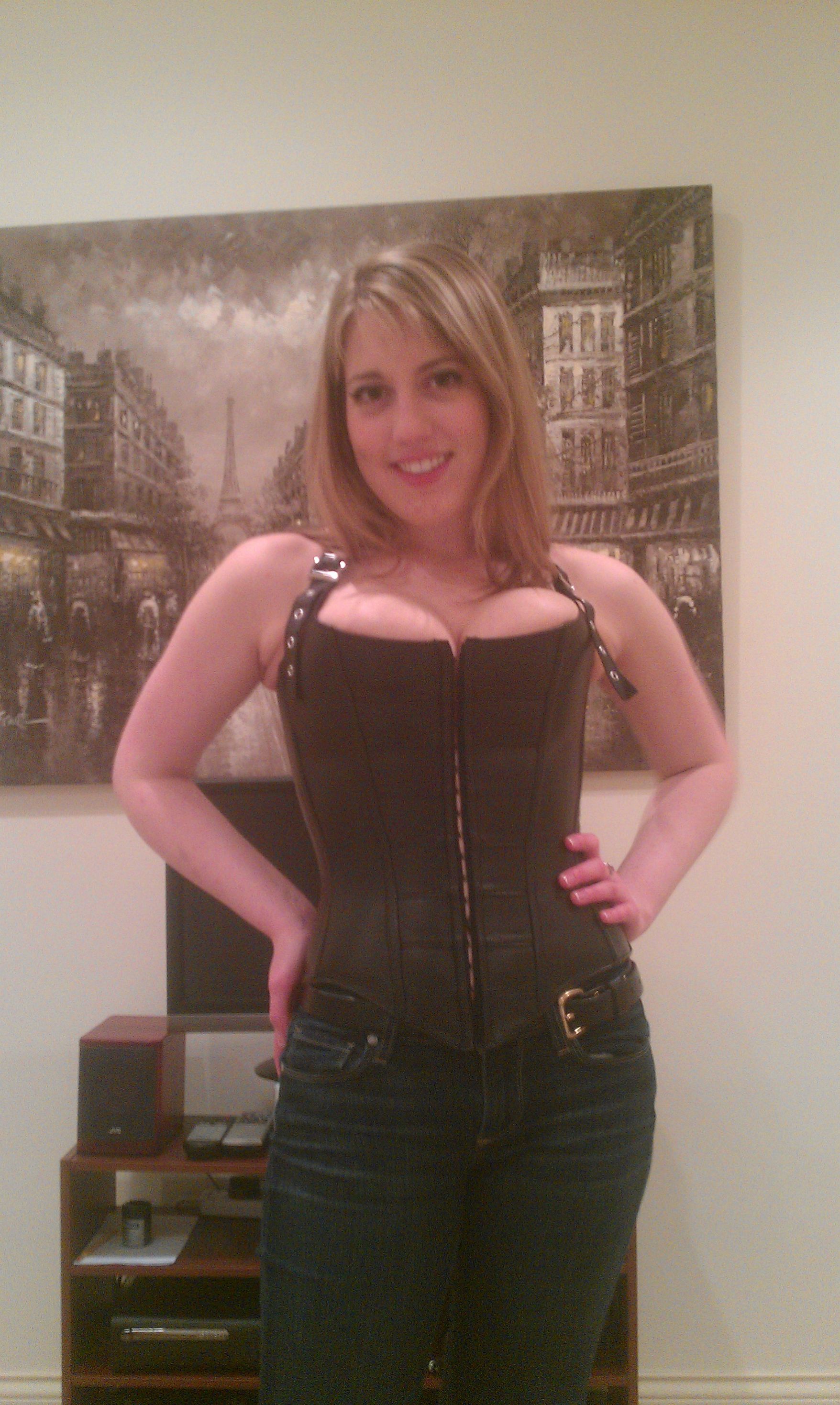 Big thanks to my (f)an on here (you know who you are) for this classy corset | Scrolller