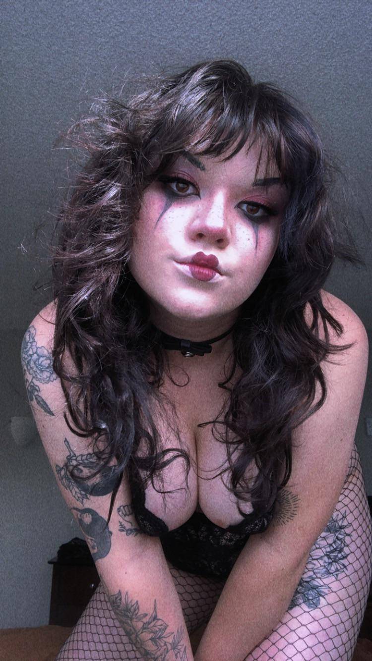 big tiddy goth clown gf 🤡 | Scrolller