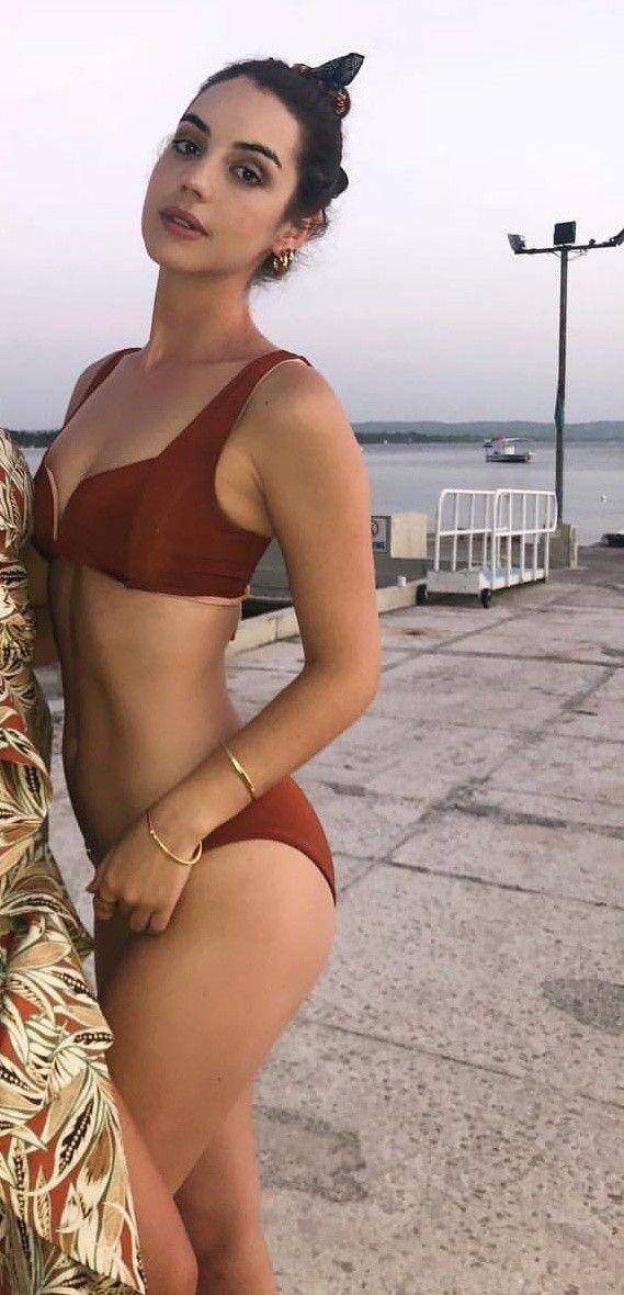 Adelaide Kane | Scrolller