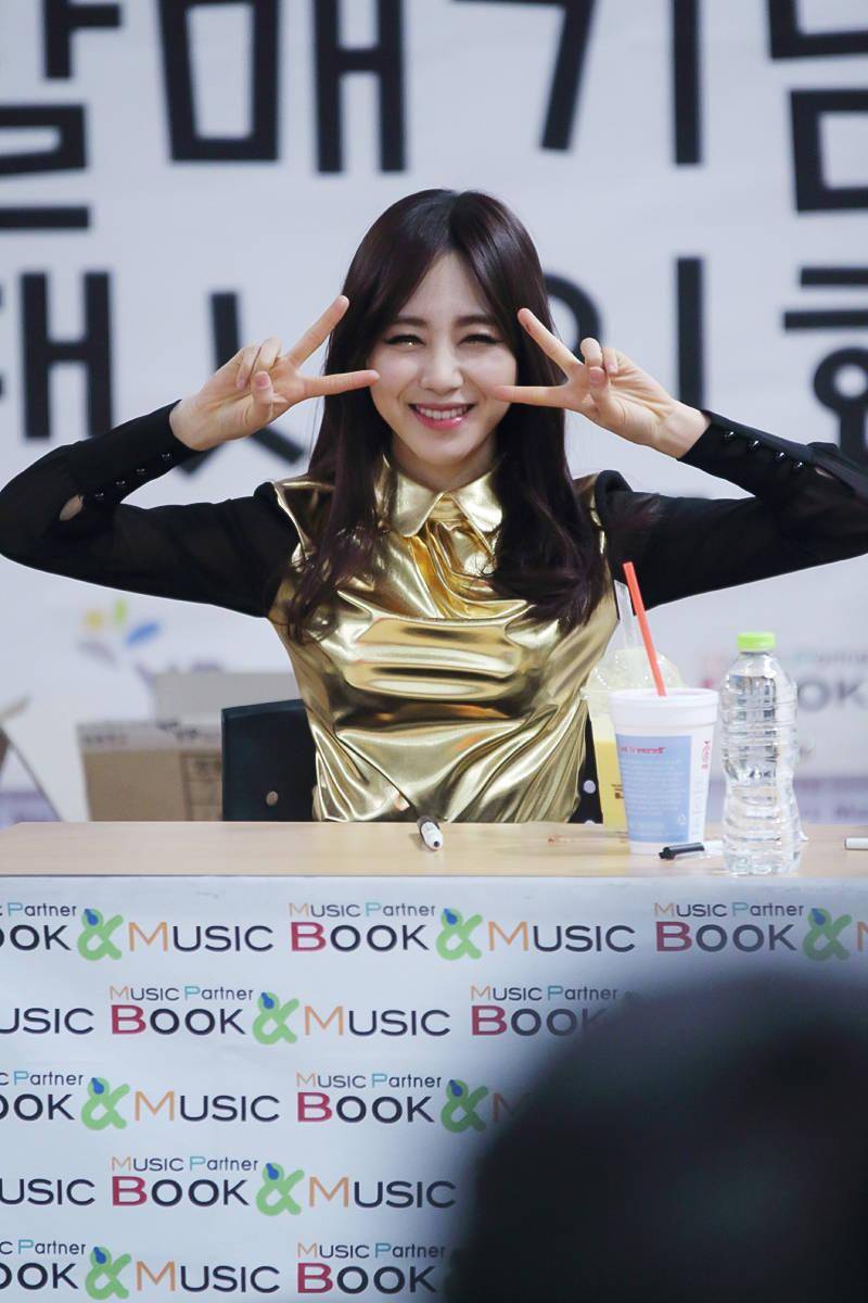 Black and gold | Scrolller