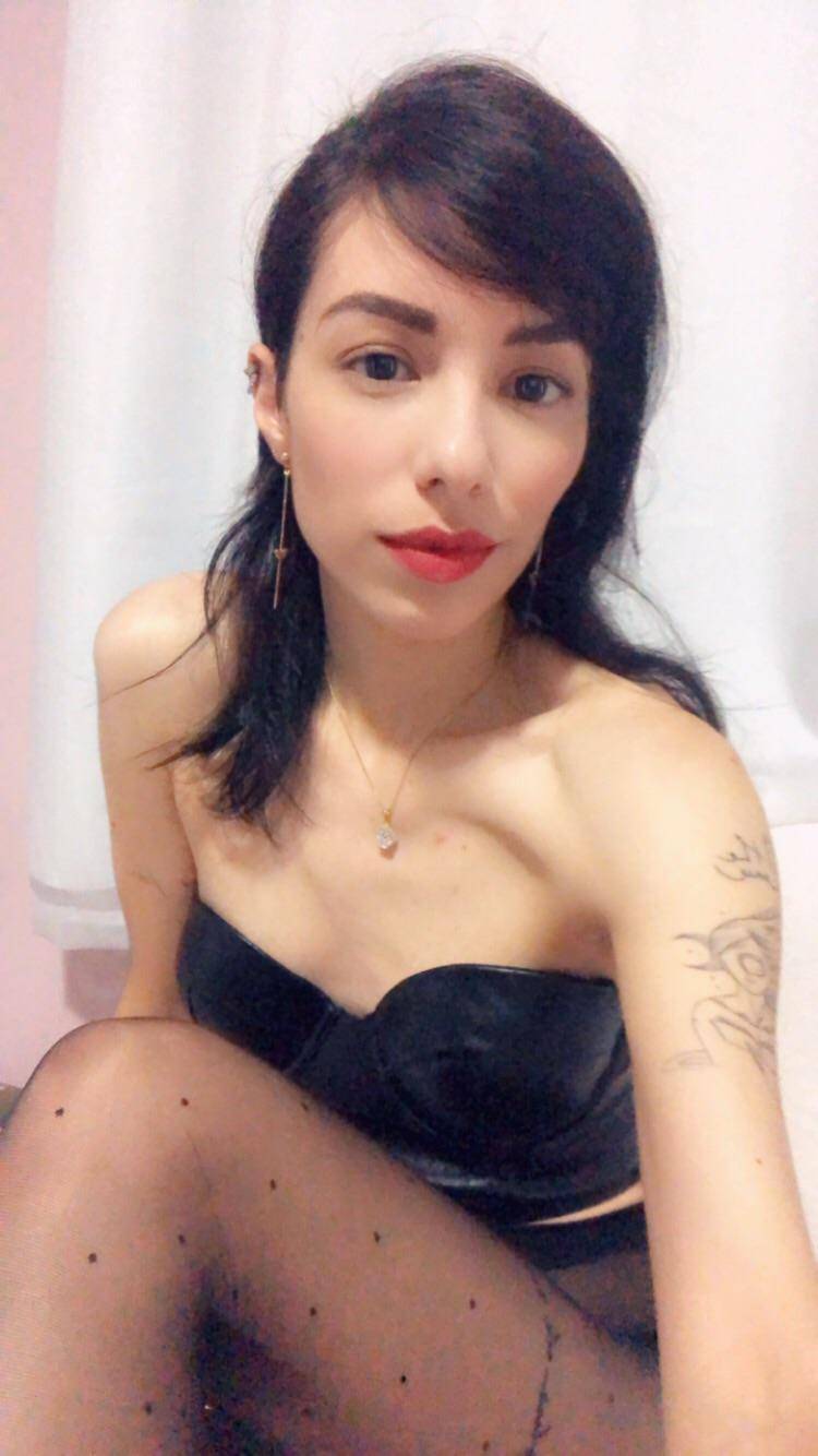 black leather + red lips 💋 | Scrolller