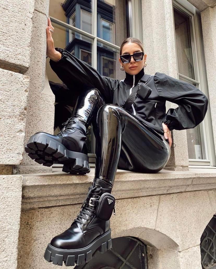 Black Liquid Shiny Leggings 🖤 | Scrolller