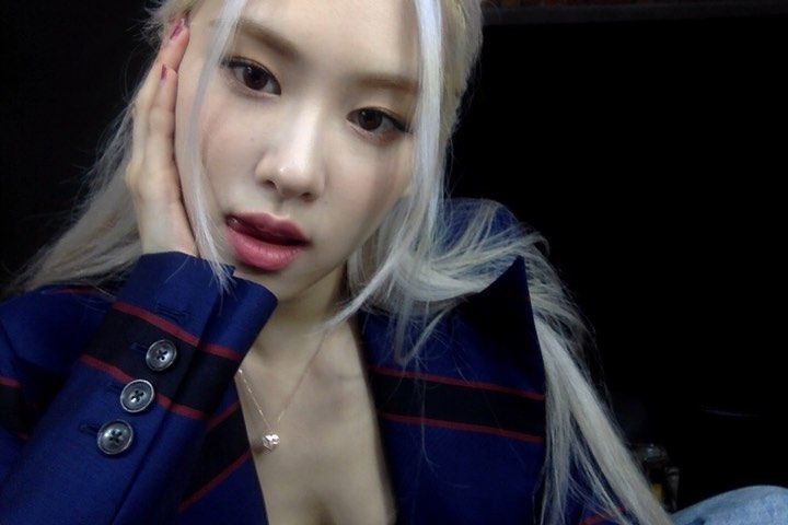 Blackpink - Rosé Cleavage | Scrolller