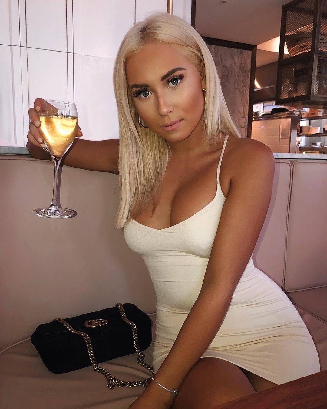 Blond bombshell | Scrolller