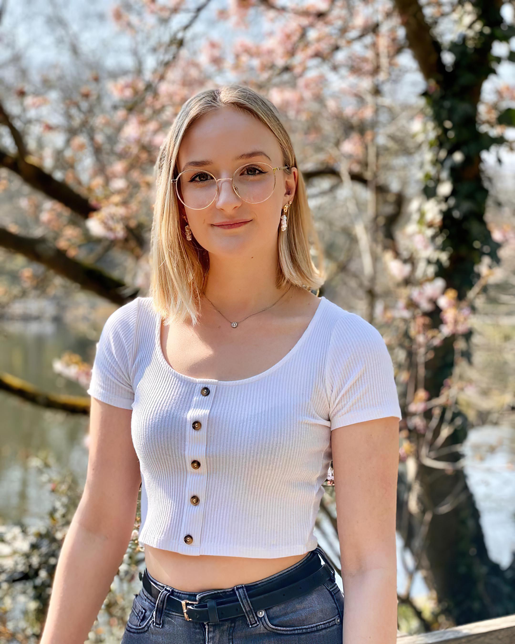 Blonde Beauty | Scrolller