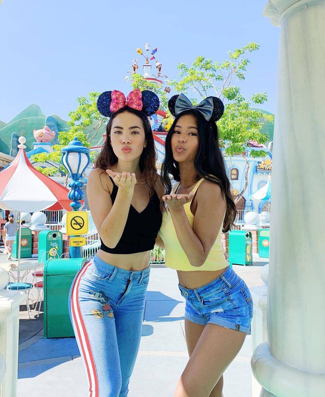 Blowing kisses x2 | Scrolller