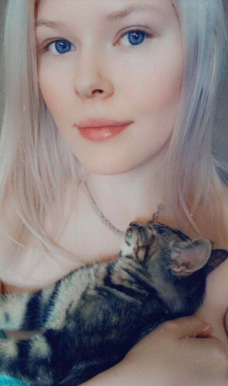 Blue eyes and my kitten 😊 | Scrolller