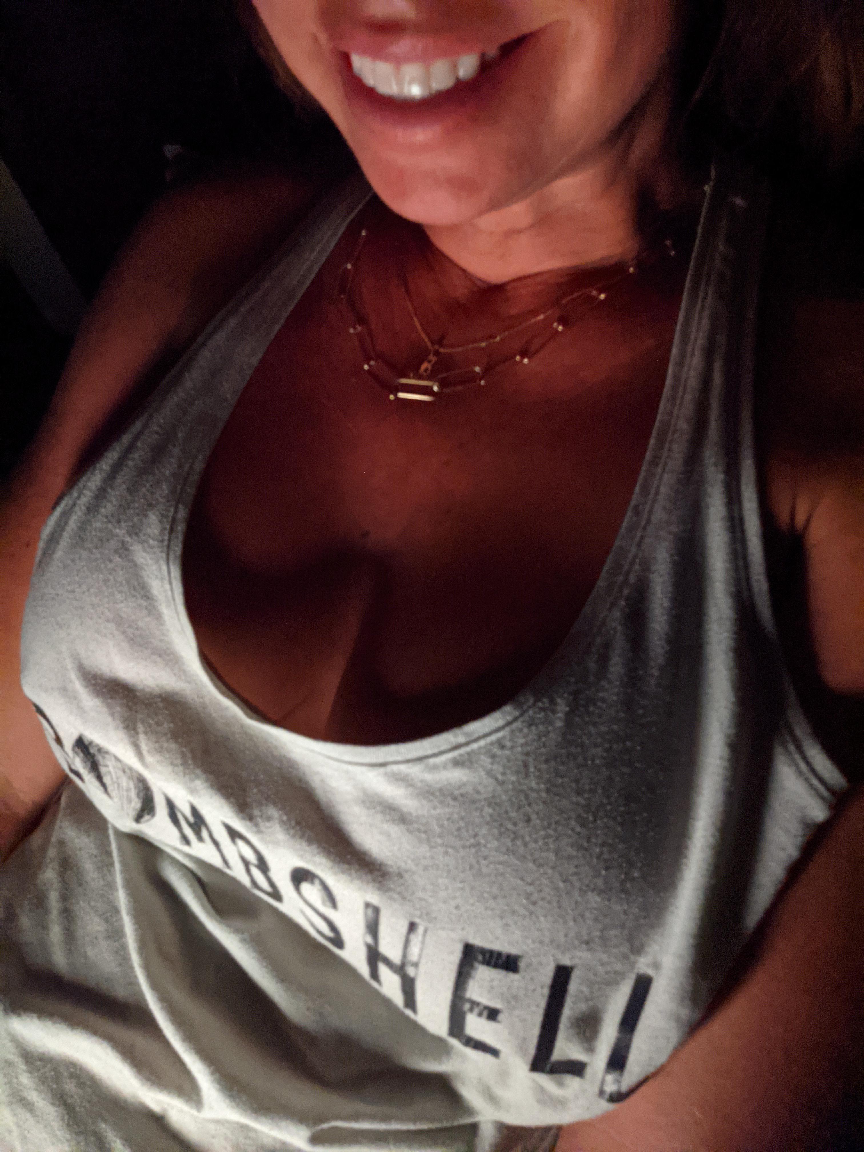 Bombshell drinking coffee I think I might give her a pearl necklace | Scrolller