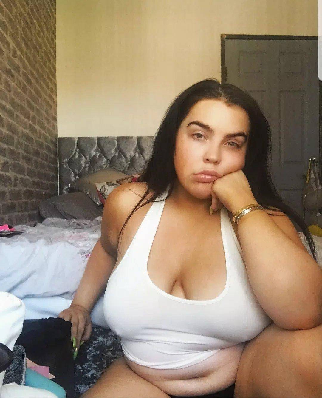 Bored cutie | Scrolller