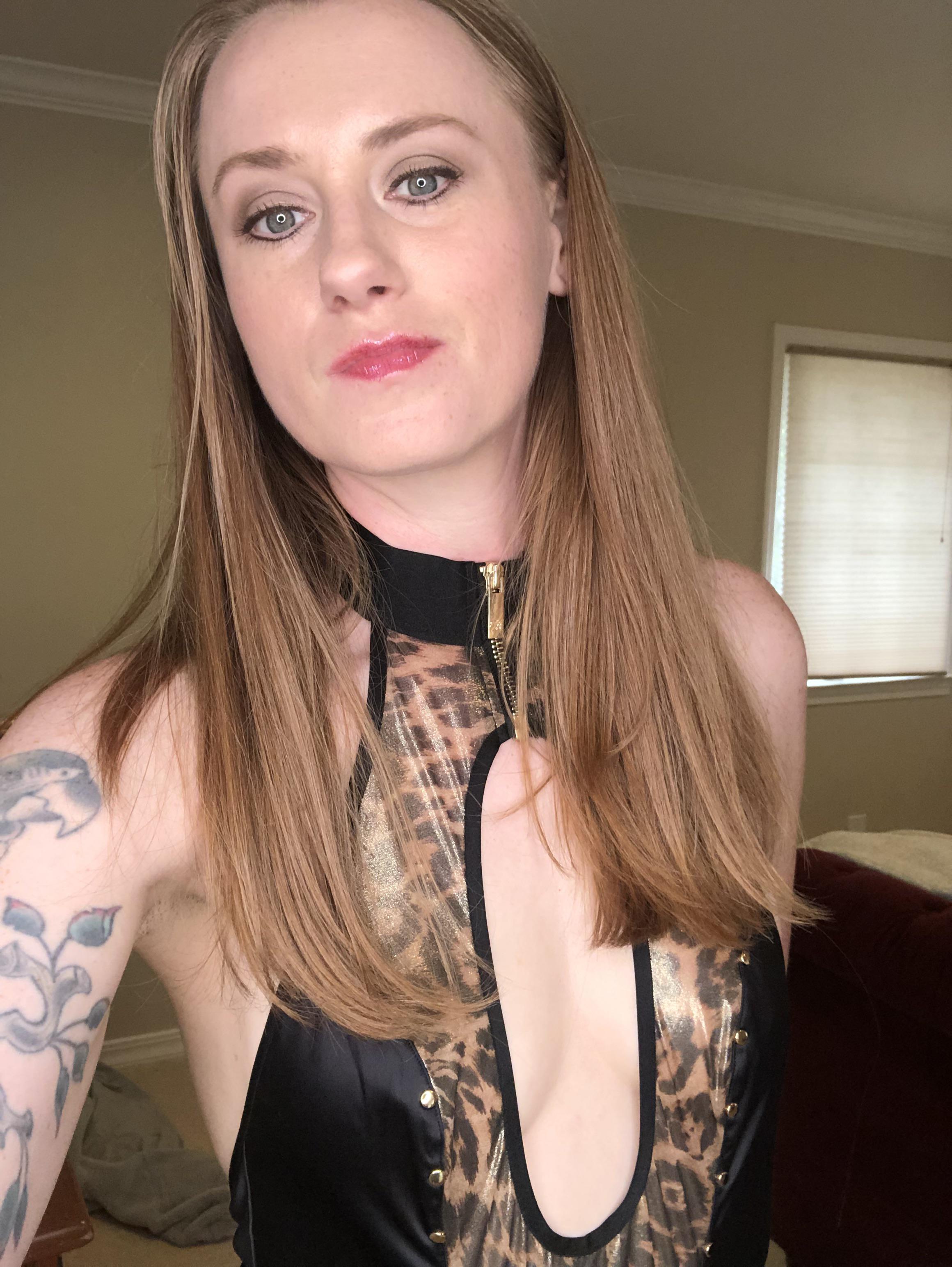 Borrowed this outfit from my boss, don’t tell her that this is what I do while she’s not looking ...