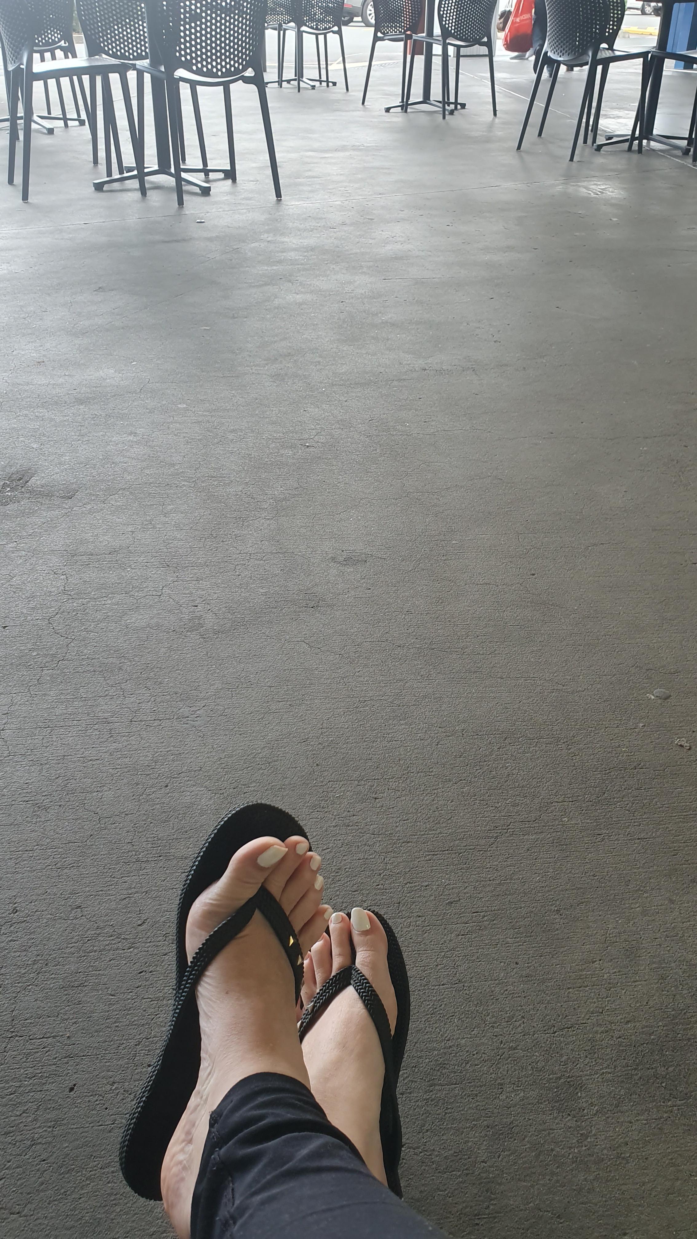 Bow down n serve my feet... 😜 | Scrolller