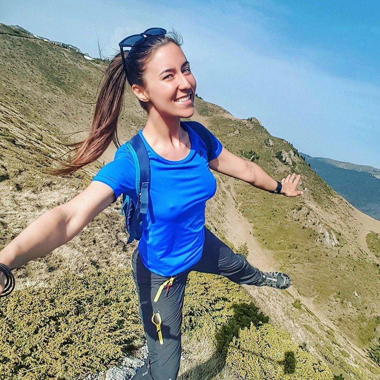 Braless hiker | Scrolller